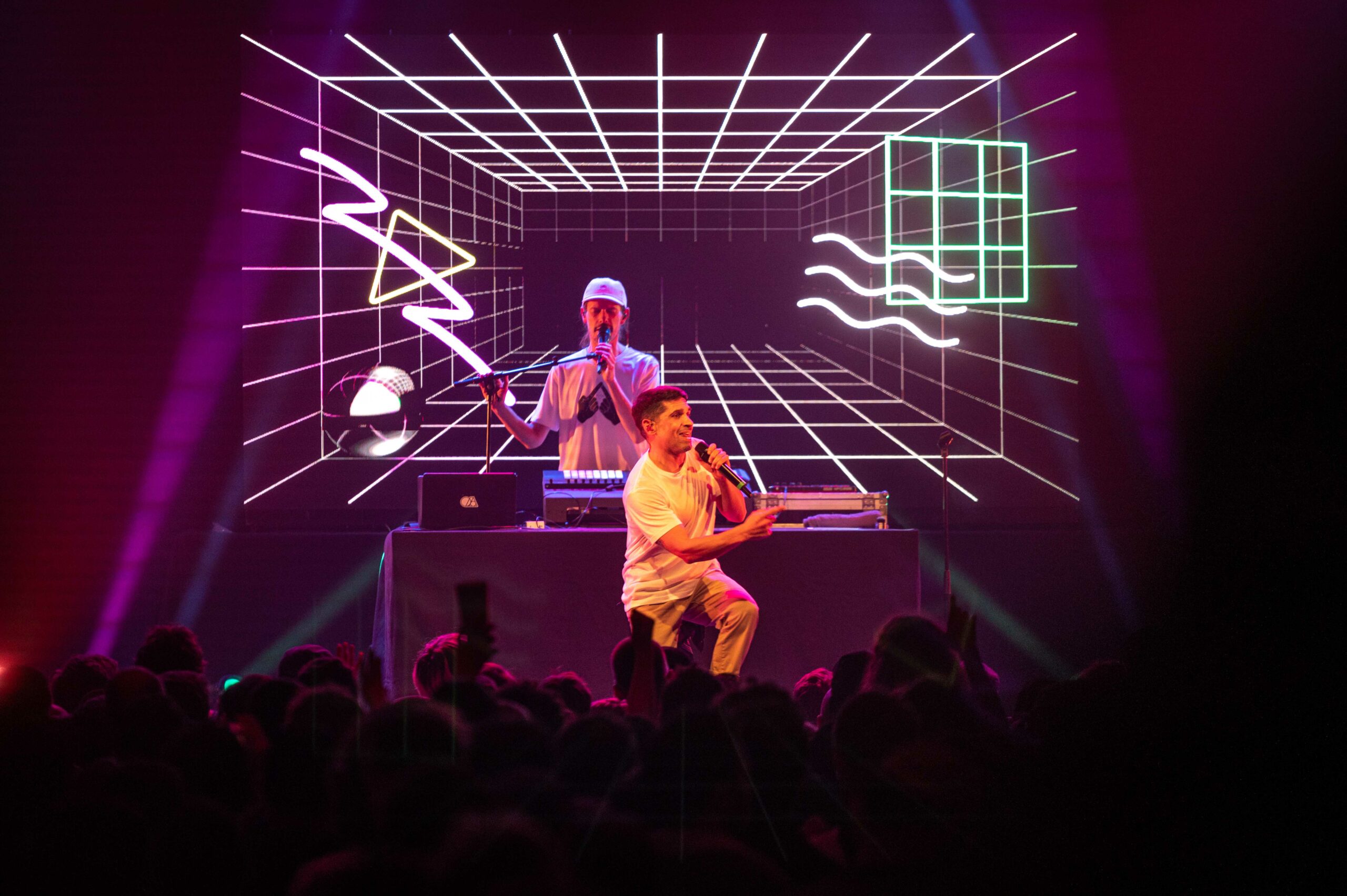 The Alltta duo takes the audience on a journey - Elysée Montmartre